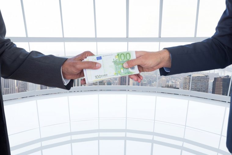 Blanchiment d’Argent : Définition, Fonctionnement et Lutte